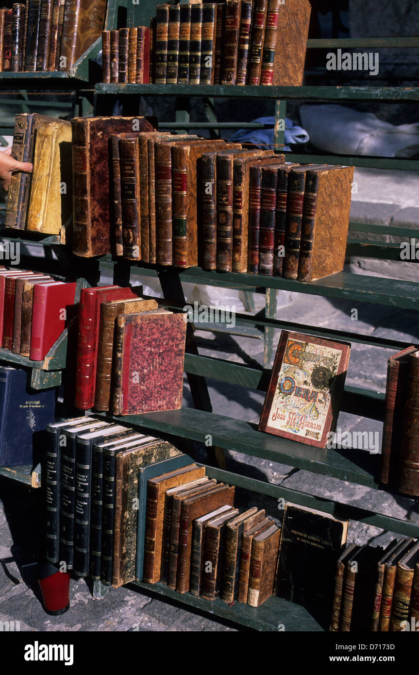 Book vendors hi-res stock photography and images - Alamy