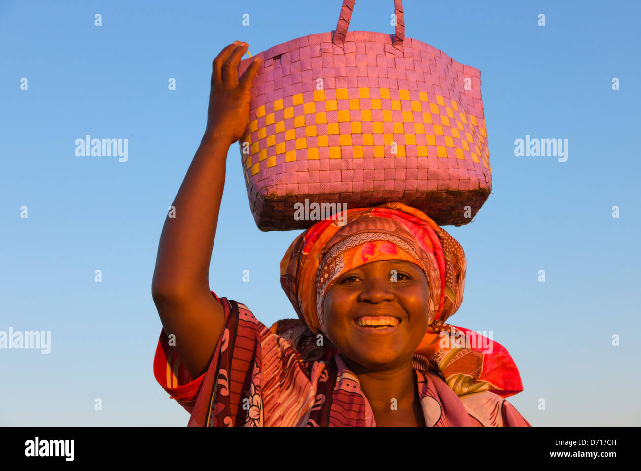 African woman basket head hi-res stock photography and images - Alamy