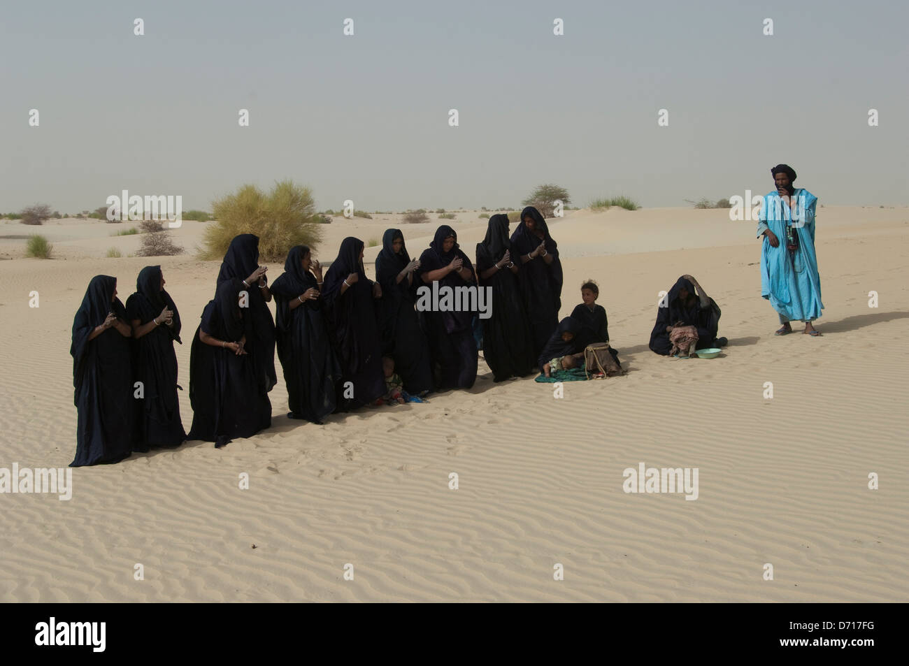 Mali, Near Timbuktu, Sahara Desert, Tuareg People Performing ...