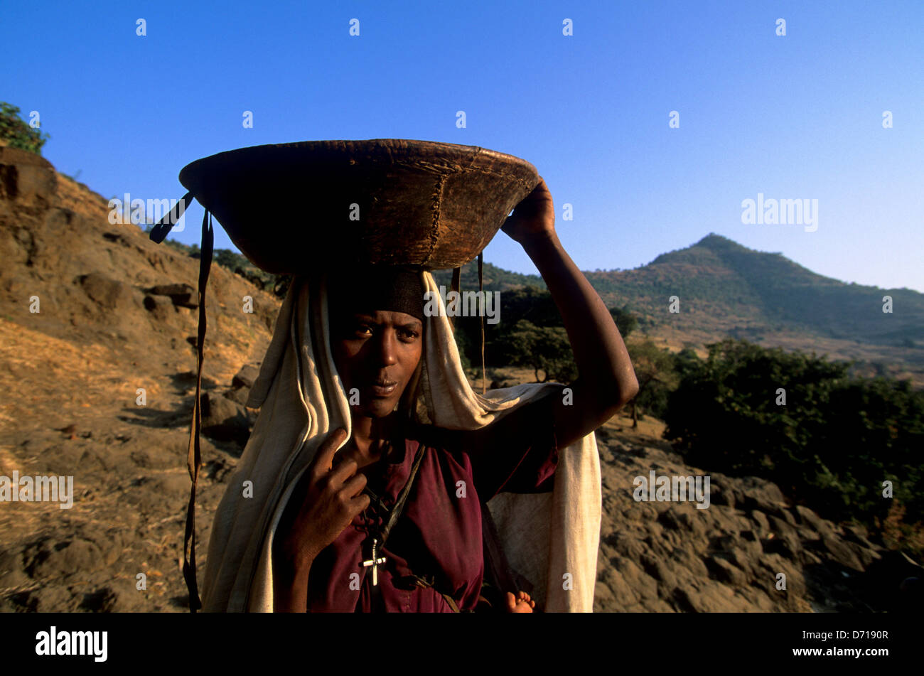 African women carrying baskets on head hi-res stock photography and ...