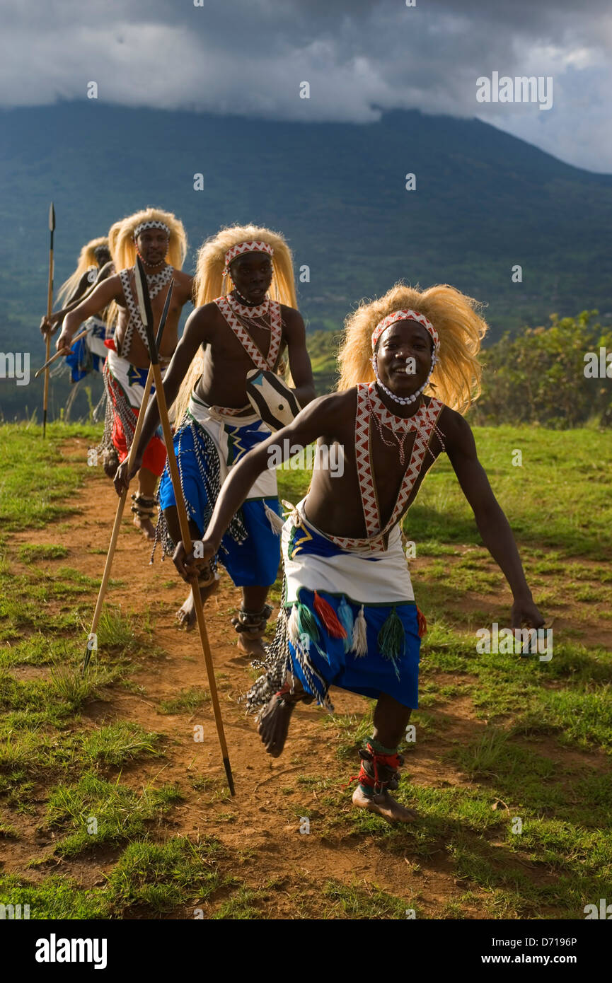 Rwanda traditional dance hi-res stock photography and images - Alamy