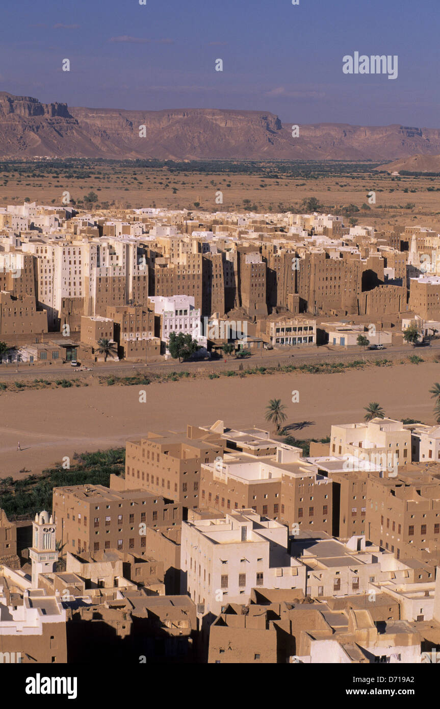 Asia yemen shibam manhattan desert hi-res stock photography and images ...