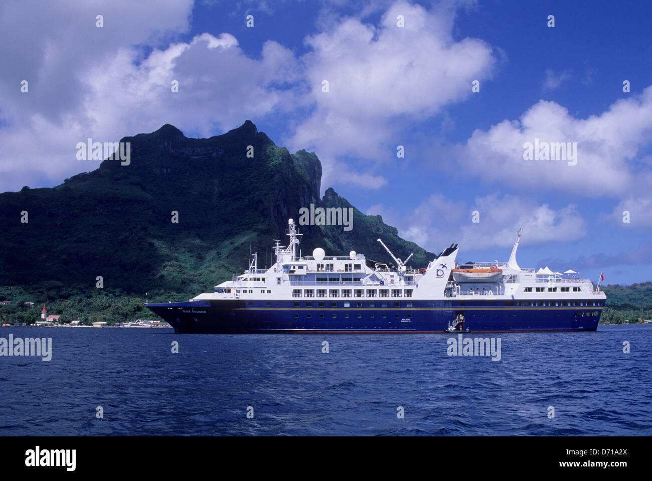 Ms world discoverer ship hi-res stock photography and images - Alamy
