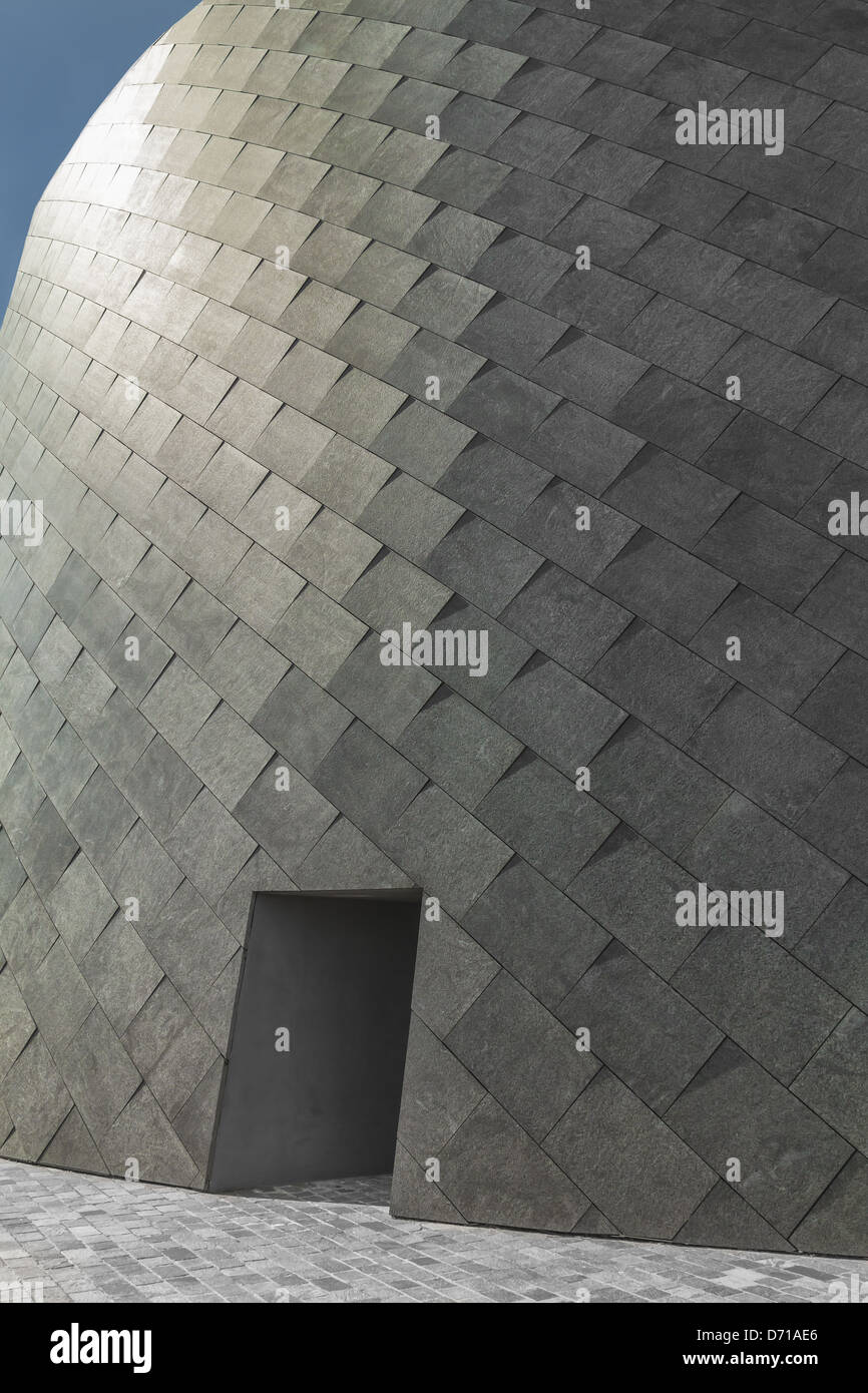 A singular construction, with a door that would seem to bring in ...