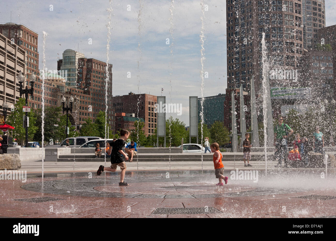 Children play in the fountain hi-res stock photography and images - Alamy