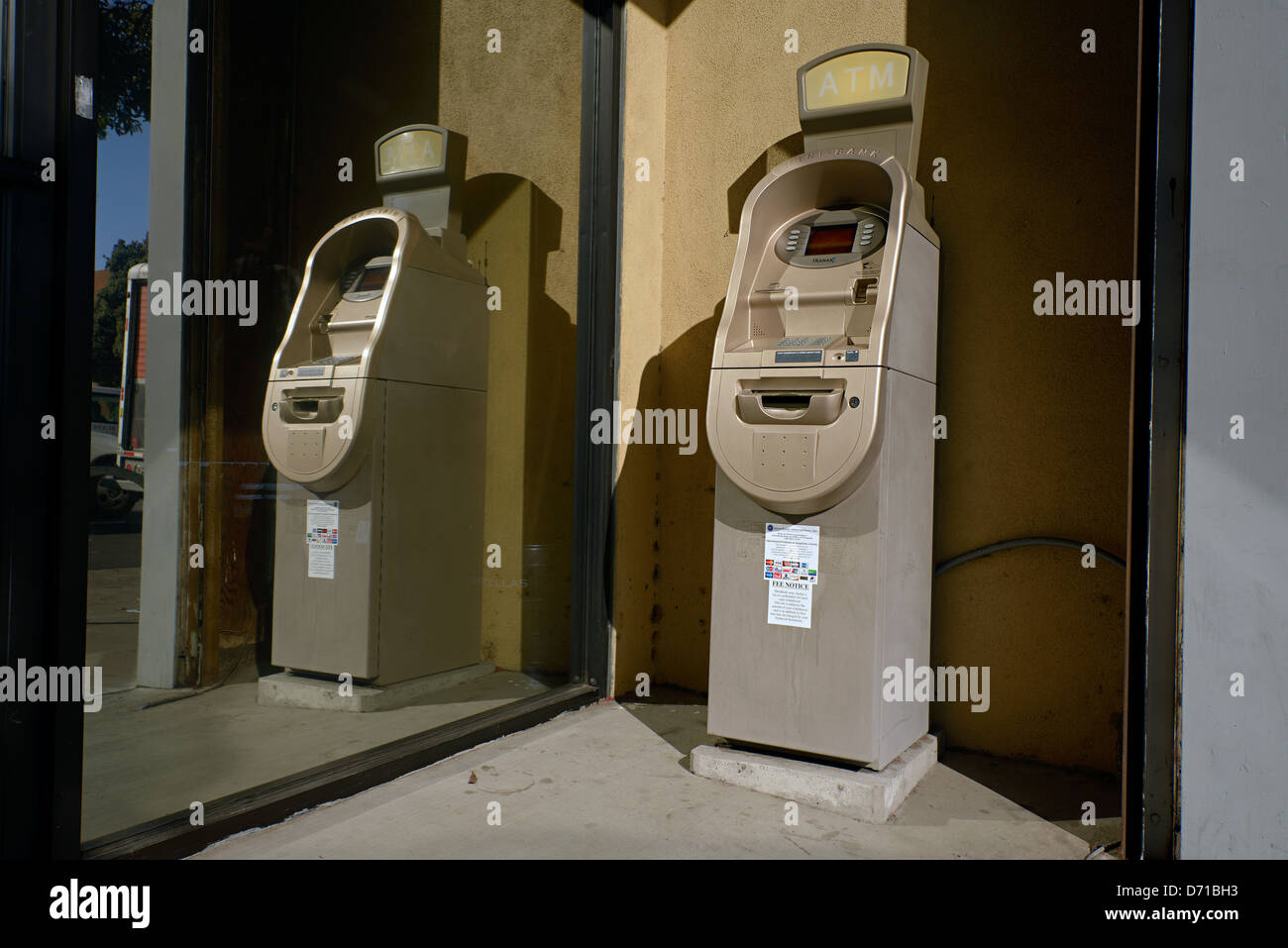 Atms hi-res stock photography and images - Alamy