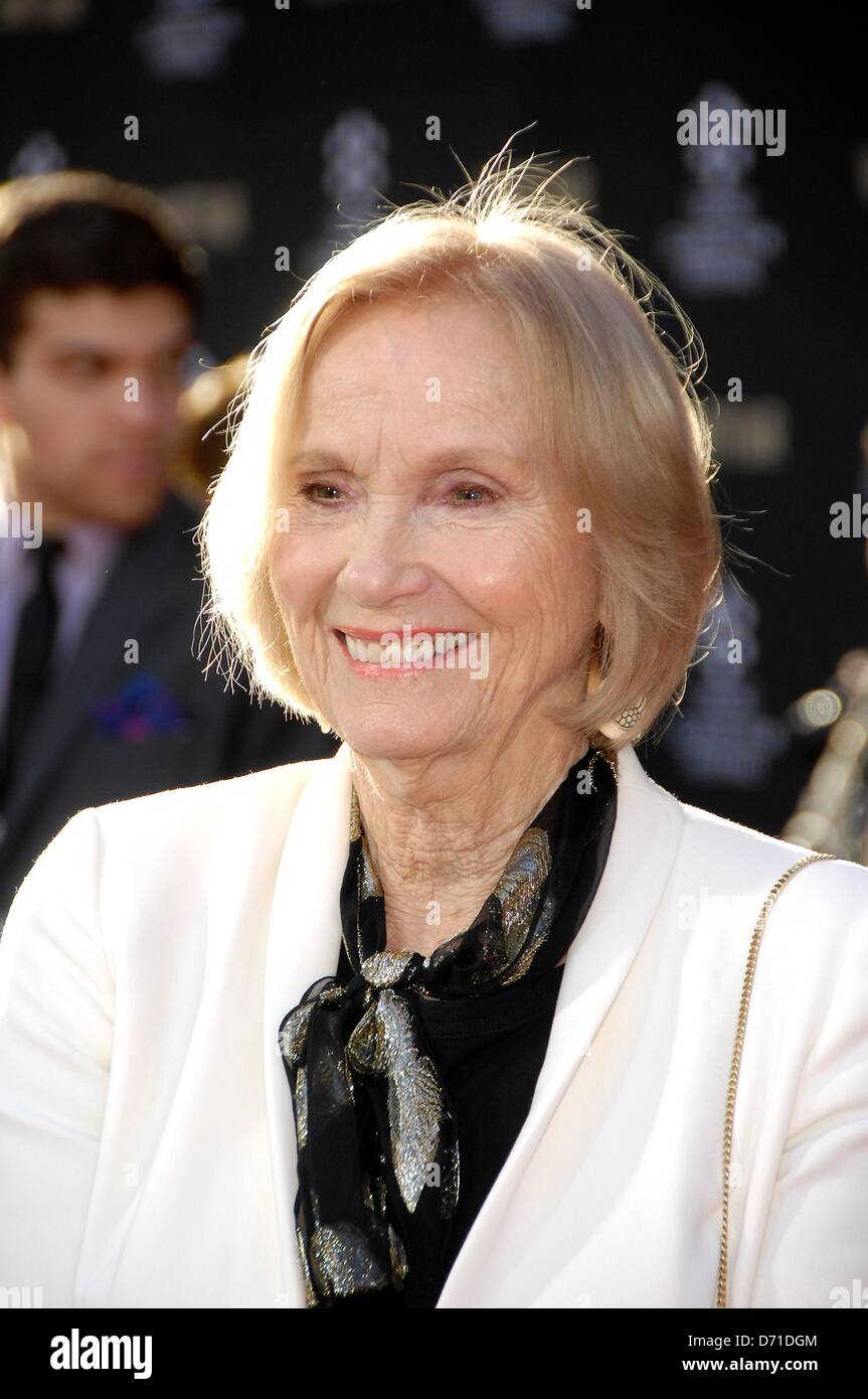 Eva Blair's Instagram, Twitter & Facebook on IDCrawl