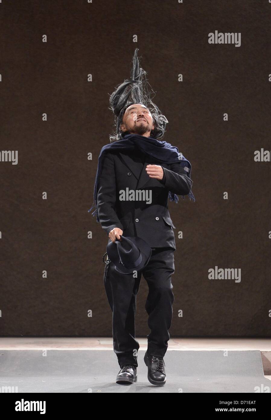 Yohji yamamoto cutting age runway hi-res stock photography and images ...