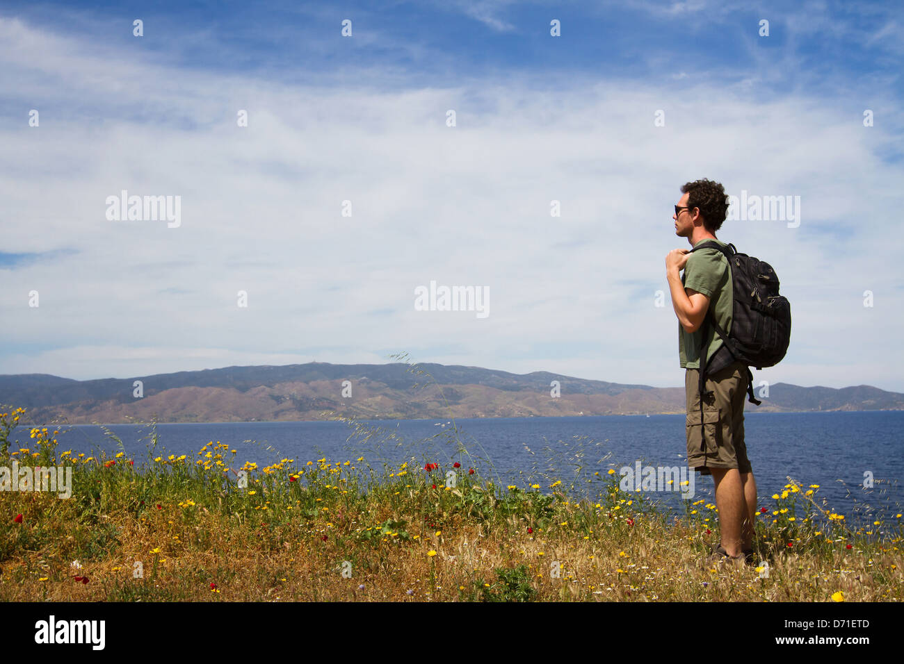 tourist backpacker looking forward, summer travel Stock Photo - Alamy