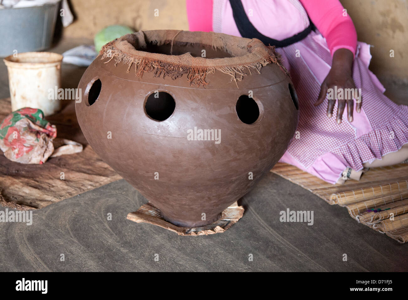 An African woman making a large clay pot by hand Stock Photo - Alamy