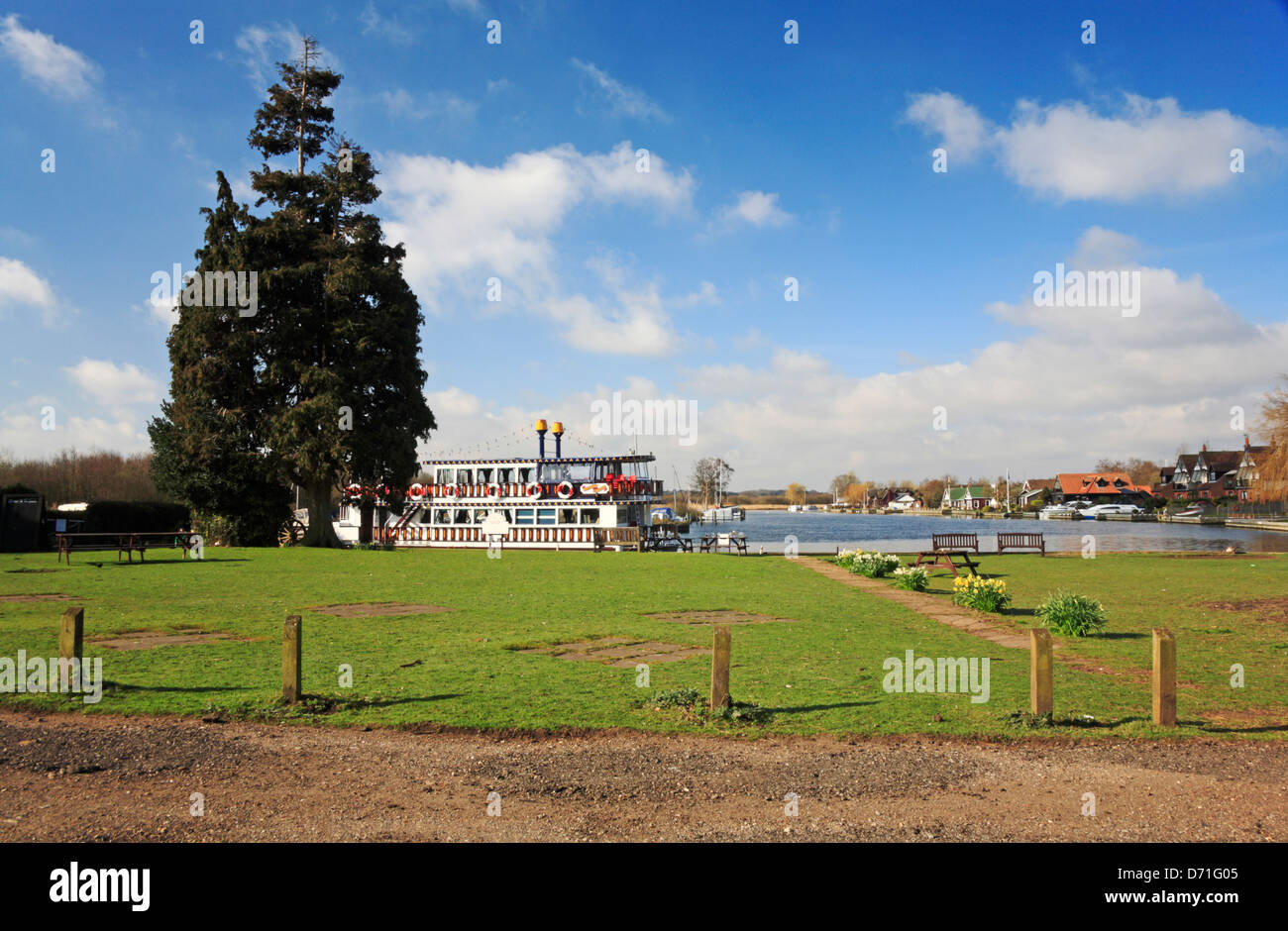 A view of the River Bure on the Norfolk Broads at Horning, Norfolk ...