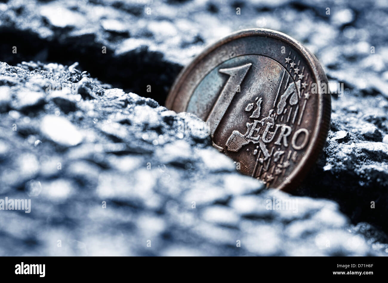 Euro coin one in fissure hi-res stock photography and images - Alamy