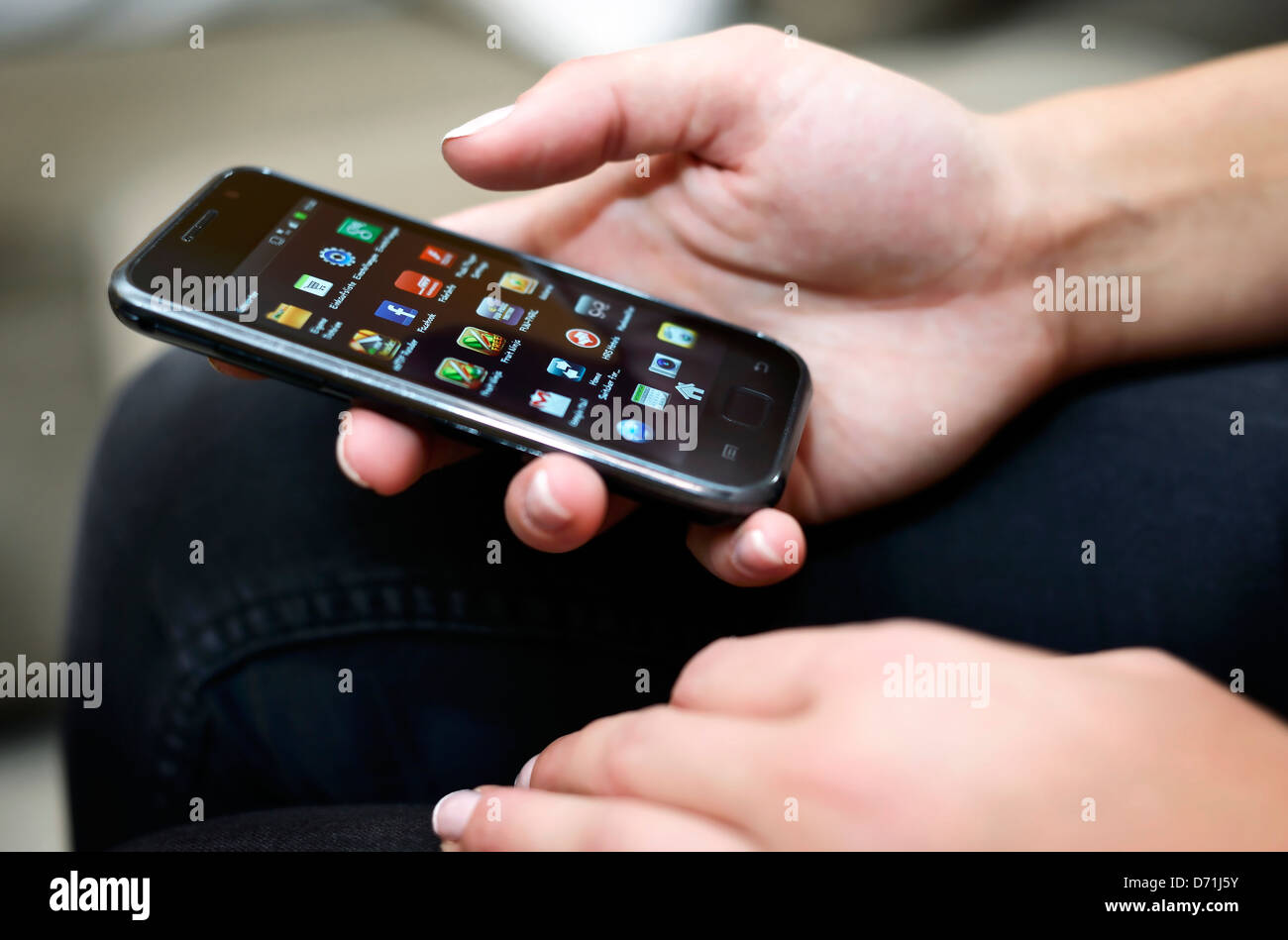 Hand young woman smartphone hi-res stock photography and images - Alamy
