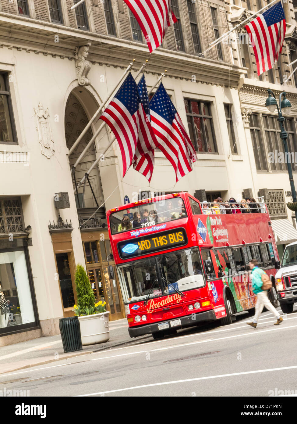 Red double decker tour hi-res stock photography and images - Alamy