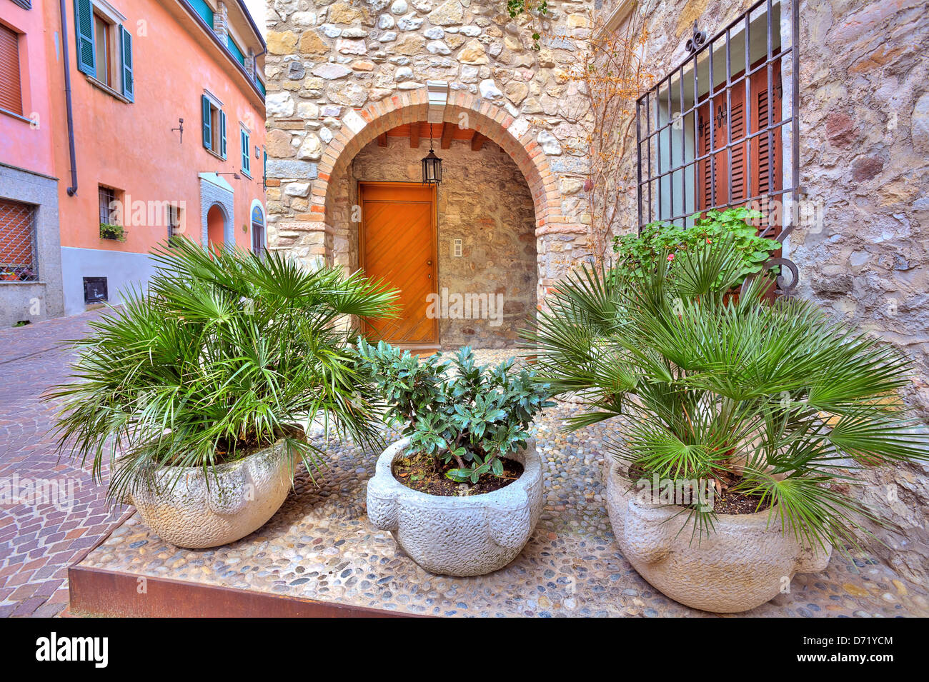 Old italian stone house front hi-res stock photography and images - Alamy
