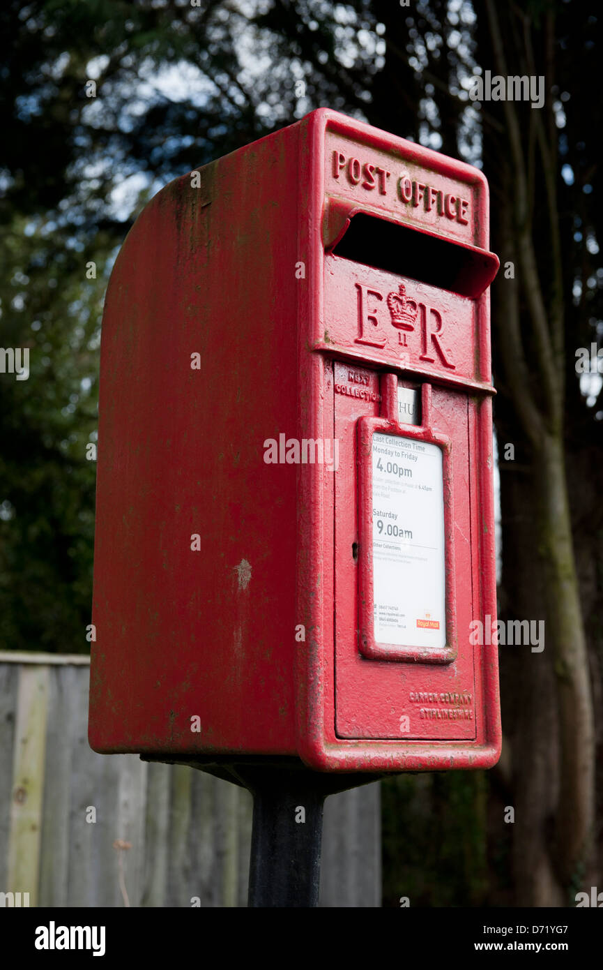An Elizabeth II letterbox, or lamp box mounted on a pole Stock Photo ...