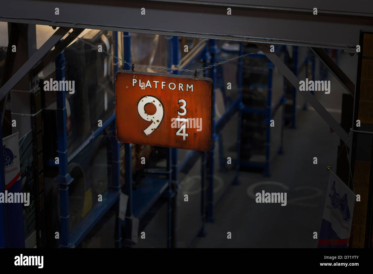 Platform 1 sign hi-res stock photography and images - Alamy