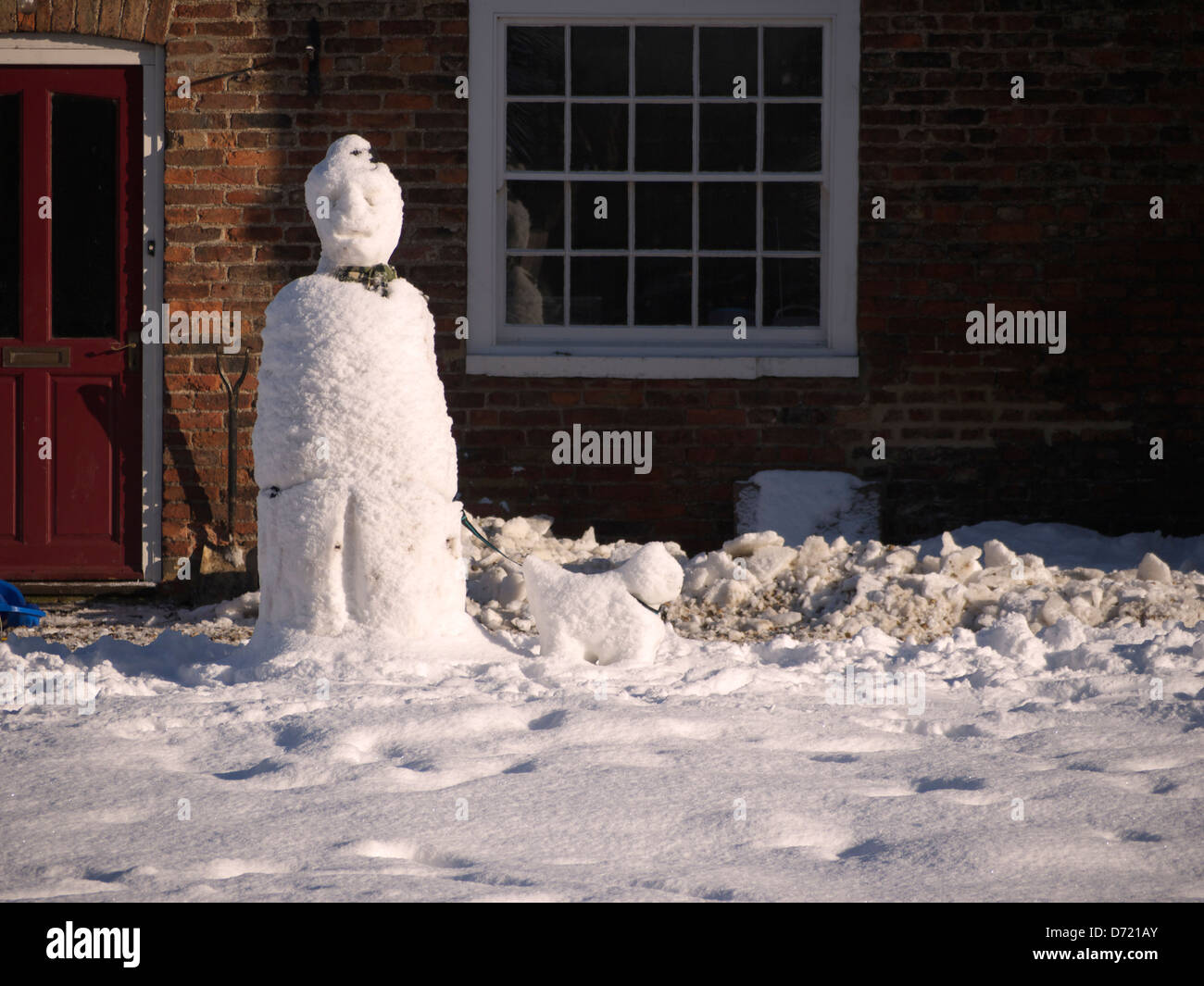 Snowman in garden hi-res stock photography and images - Alamy