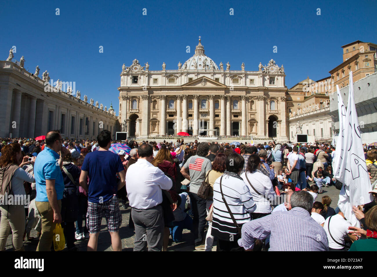 Rome Italy pilgrims waiting for Pope Francisco Crowds in St Peter s ...