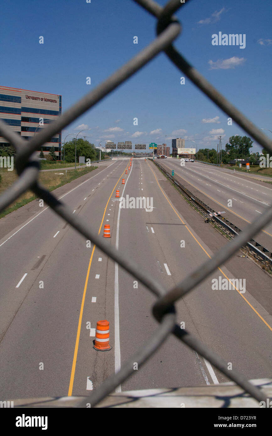 The sky through a chain link fence hi-res stock photography and images ...