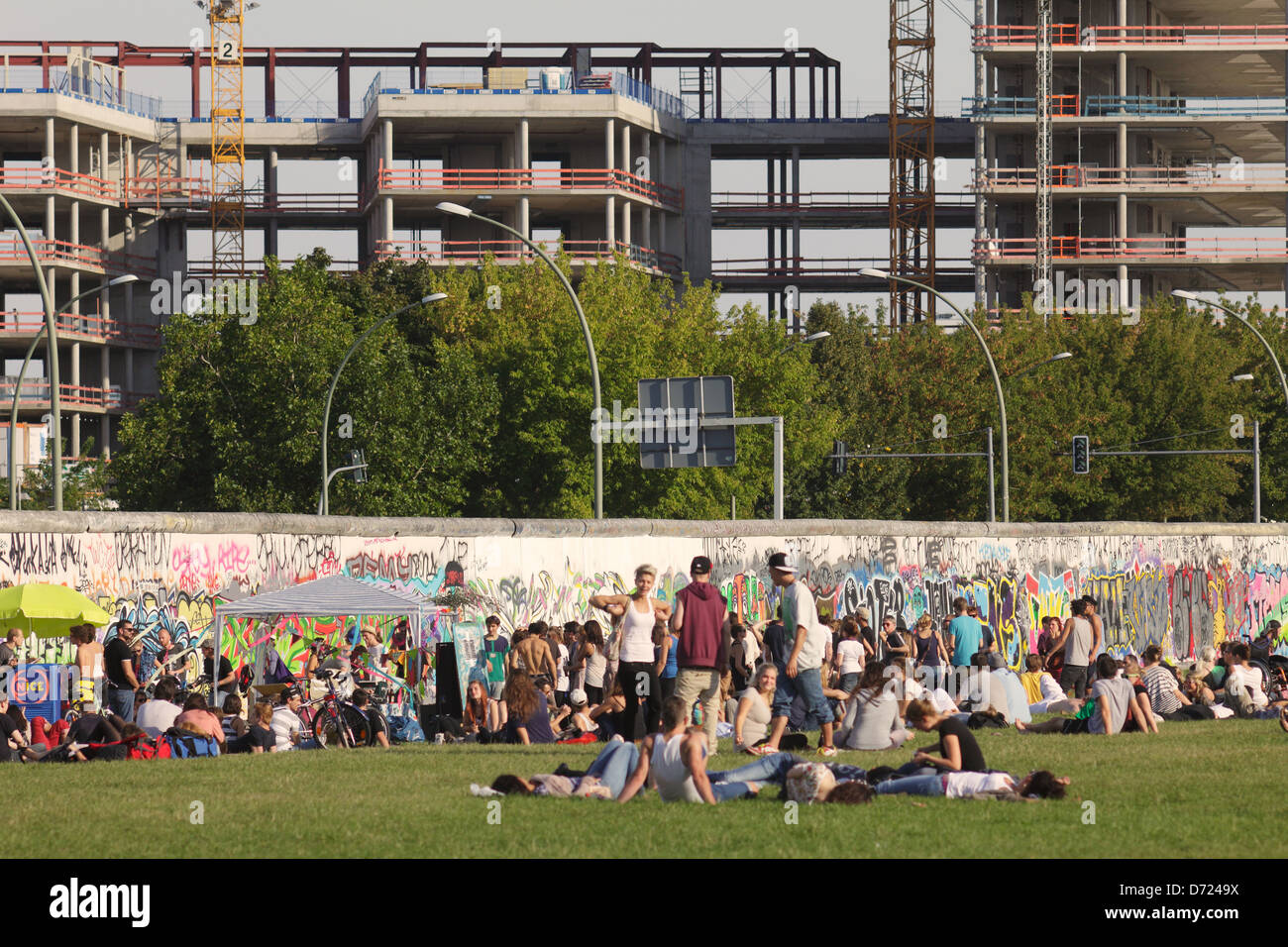 Berlin, Germany, young people in outdoor clubbing in Berlin ...