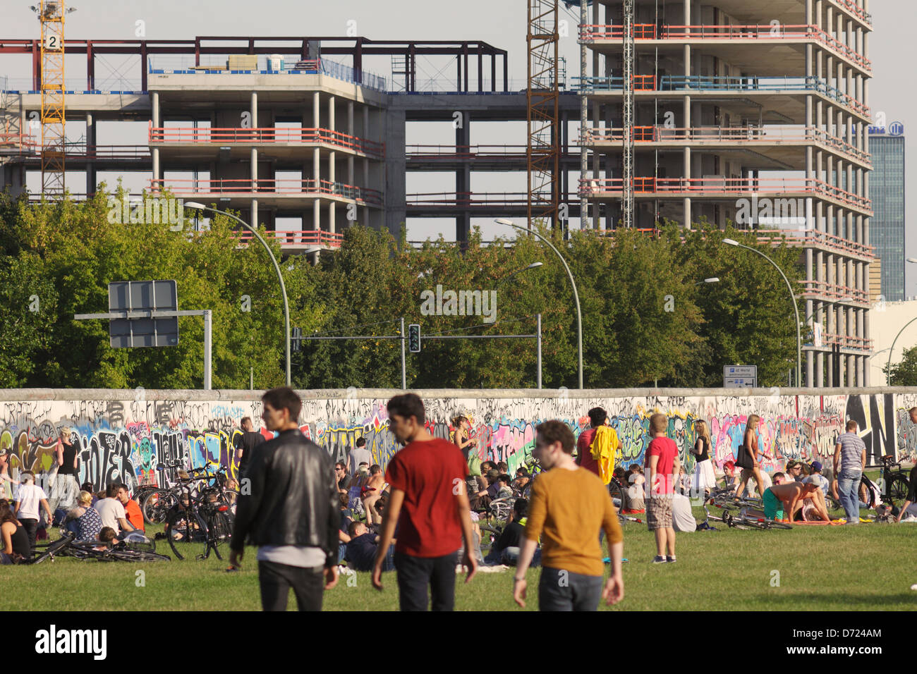 Berlin, Germany, young people in outdoor clubbing in Berlin ...