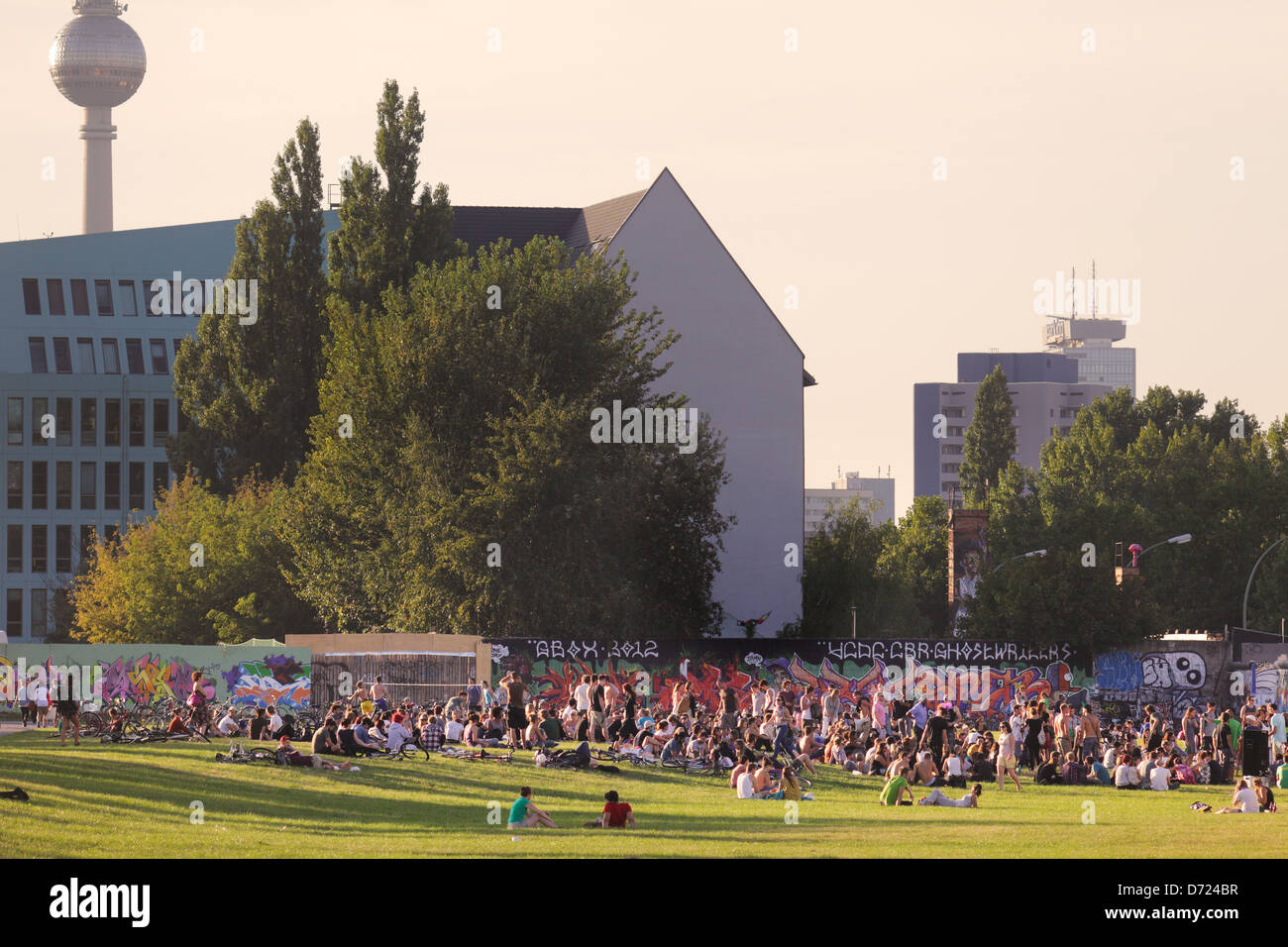 Clubbing berlin hi-res stock photography and images - Alamy