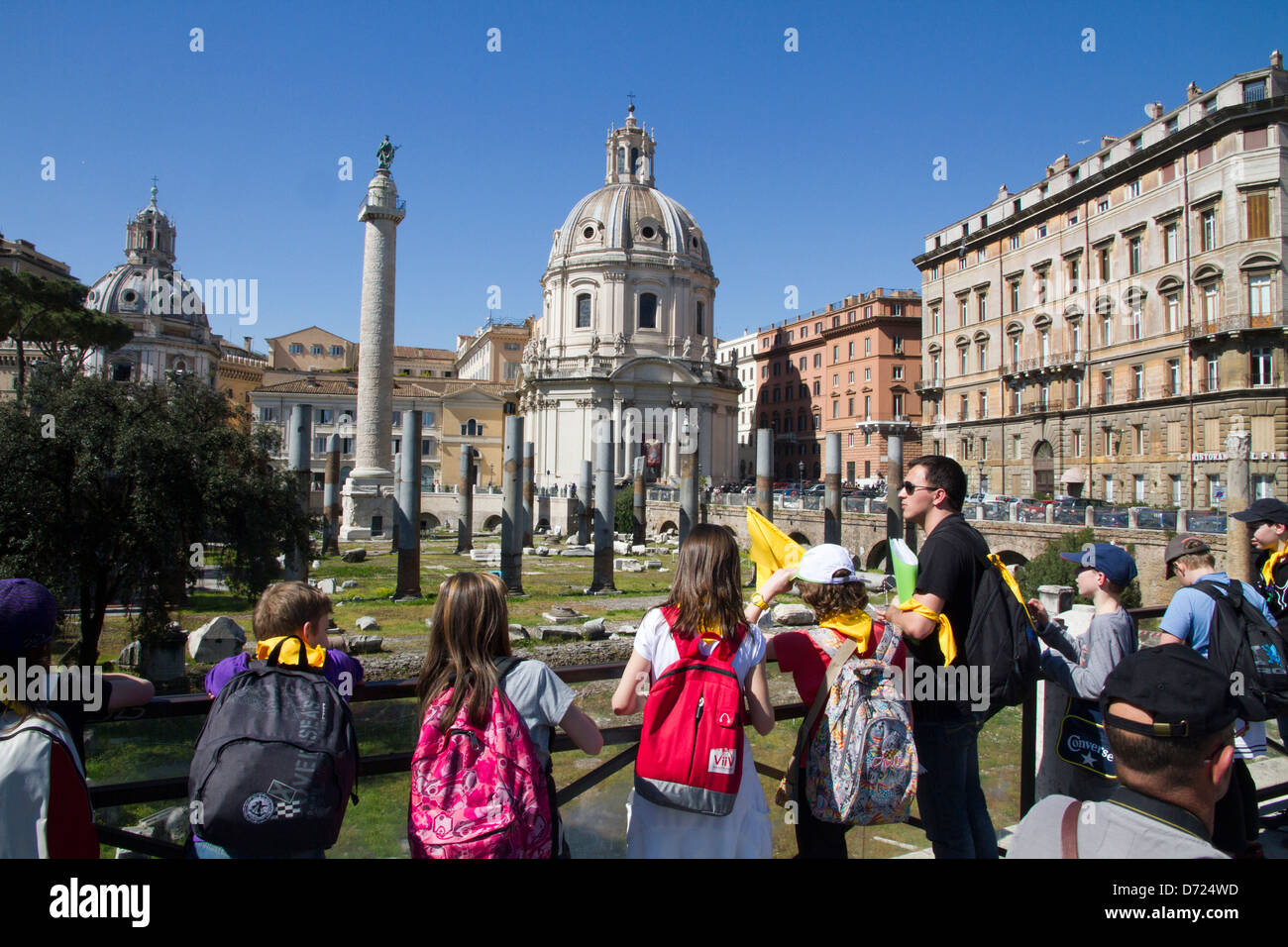 Students group visiting Roman ruins in Rome Italy Stock Photo - Alamy