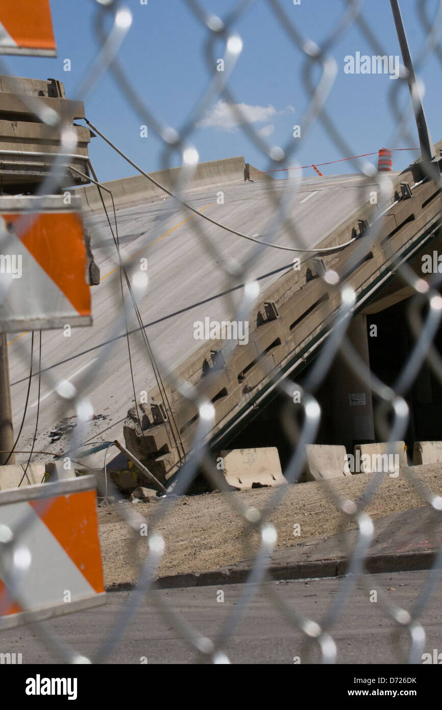 Works beginning the clean up for the 35W bridge collapsed over the ...