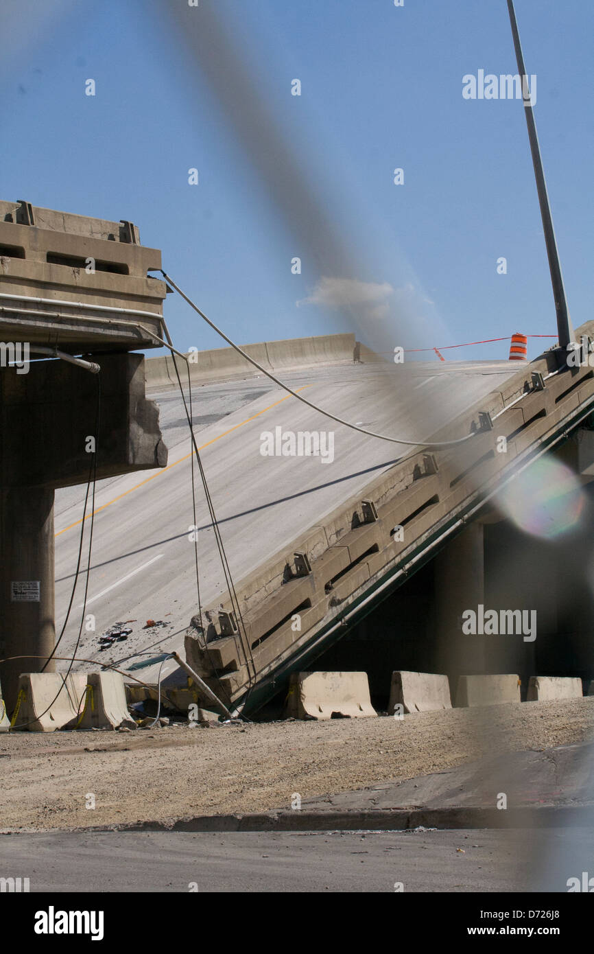 Works beginning the clean up for the 35W bridge collapsed over the ...