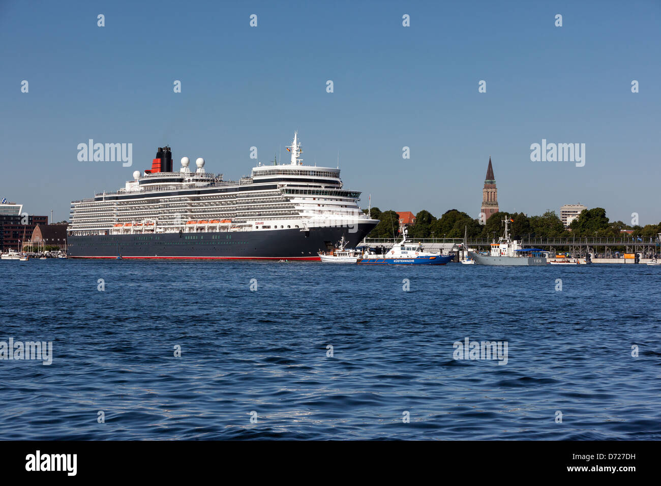 Kiel, Germany, the cruise ship Queen Elizabeth the Kiel City Hall Stock ...
