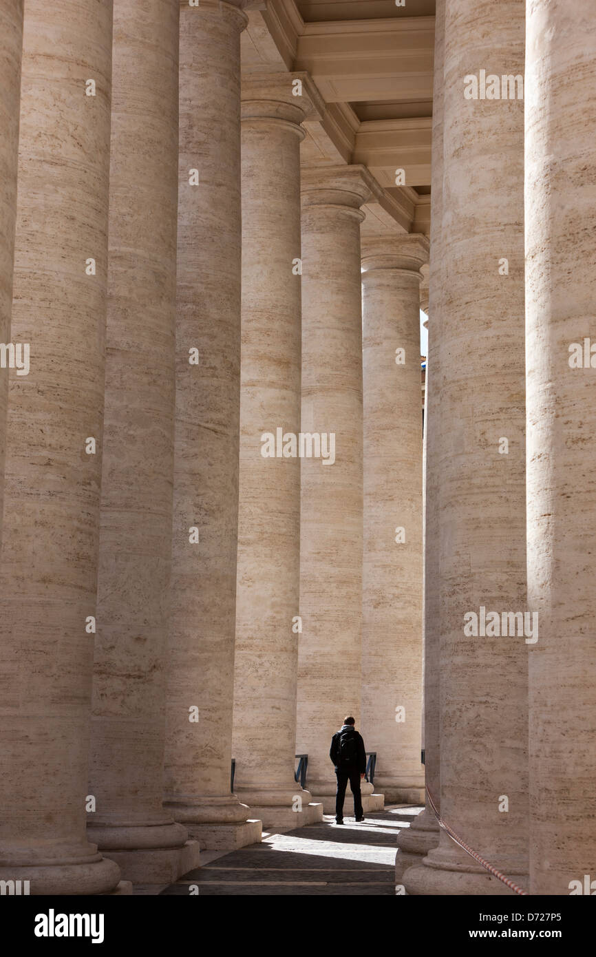 The colonnade in St. Peter's Square, Rome Stock Photo - Alamy