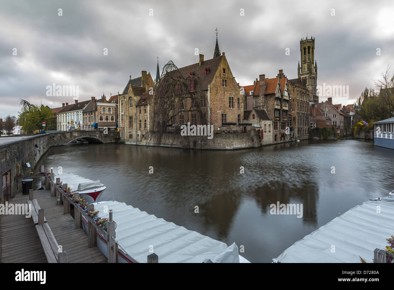 Bruges canal view boats hi-res stock photography and images - Alamy