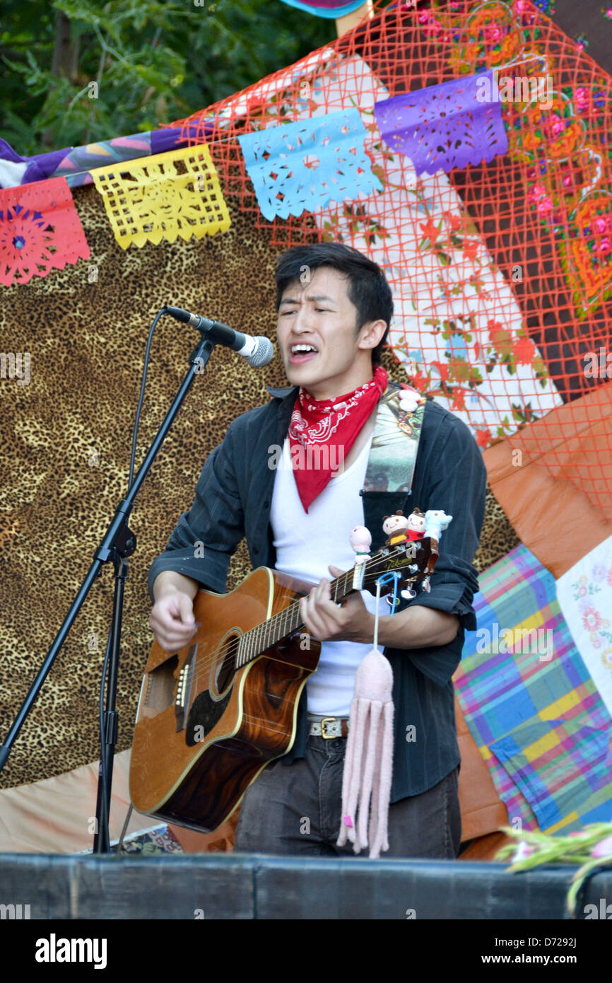 Guy singing hi-res stock photography and images - Alamy