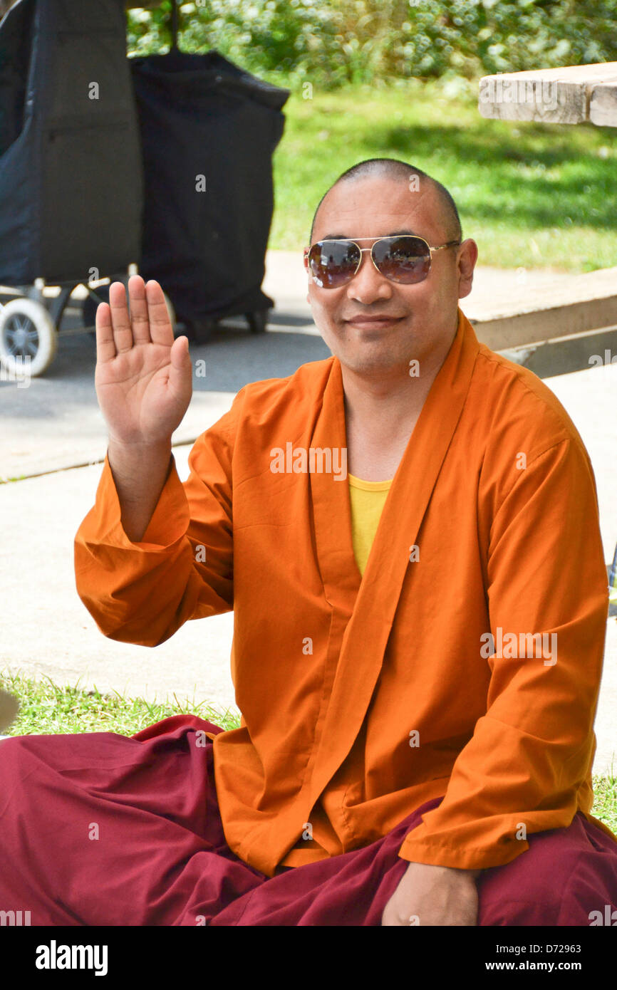 a smiling monk Stock Photo - Alamy