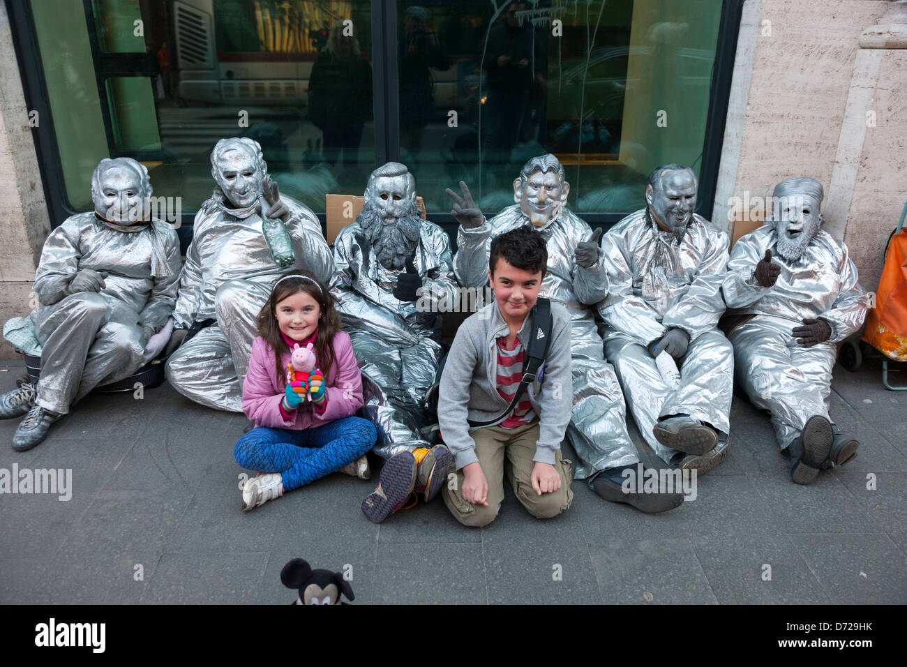 Leon and Maria with street mime artists in Rome Stock Photo - Alamy