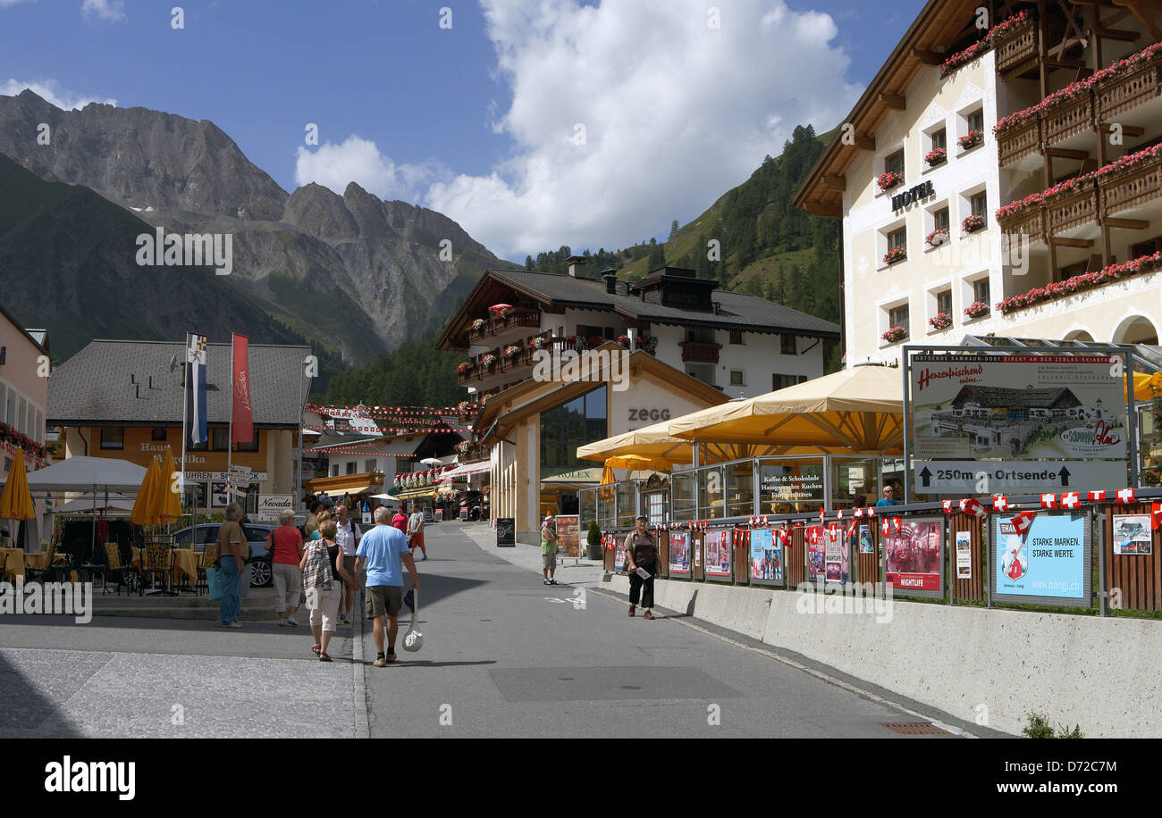 Samnaun, Switzerland, tourists come to Samnaun to buy duty free Stock ...