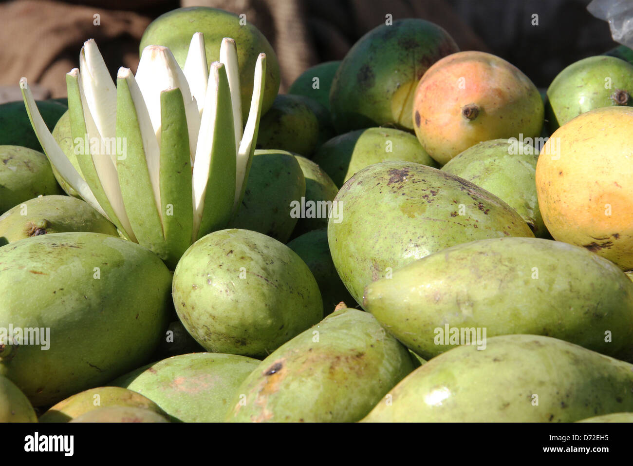 Cut mangoes hi-res stock photography and images - Alamy