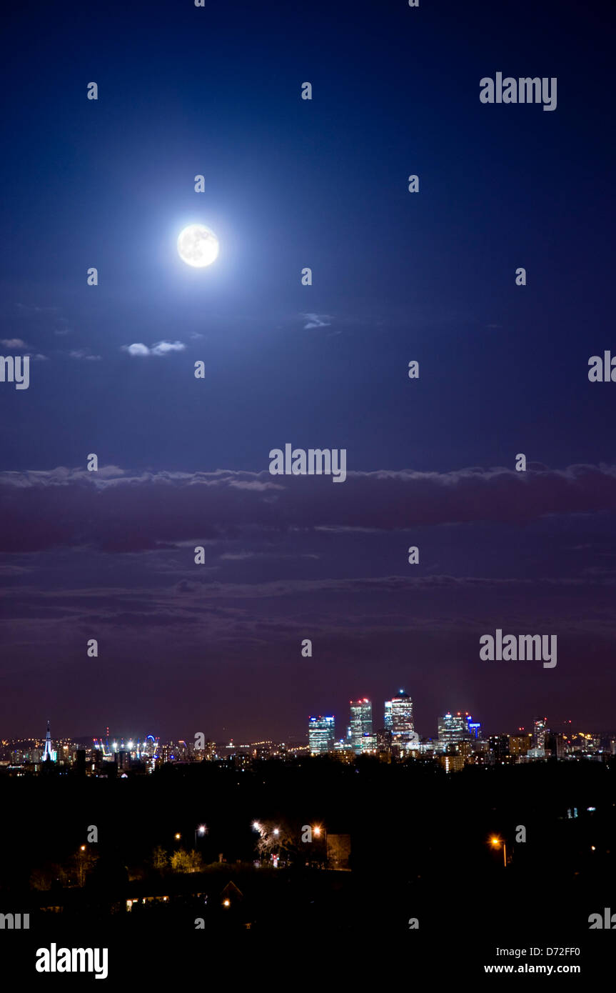 Full moon in london hi-res stock photography and images - Alamy