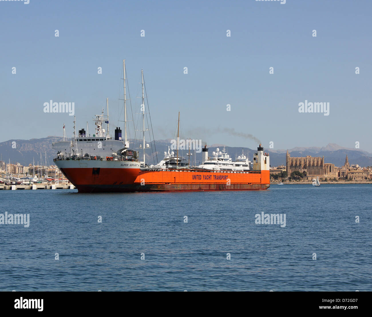 Dock Express / United Yacht Transport semi-submersible yacht ...