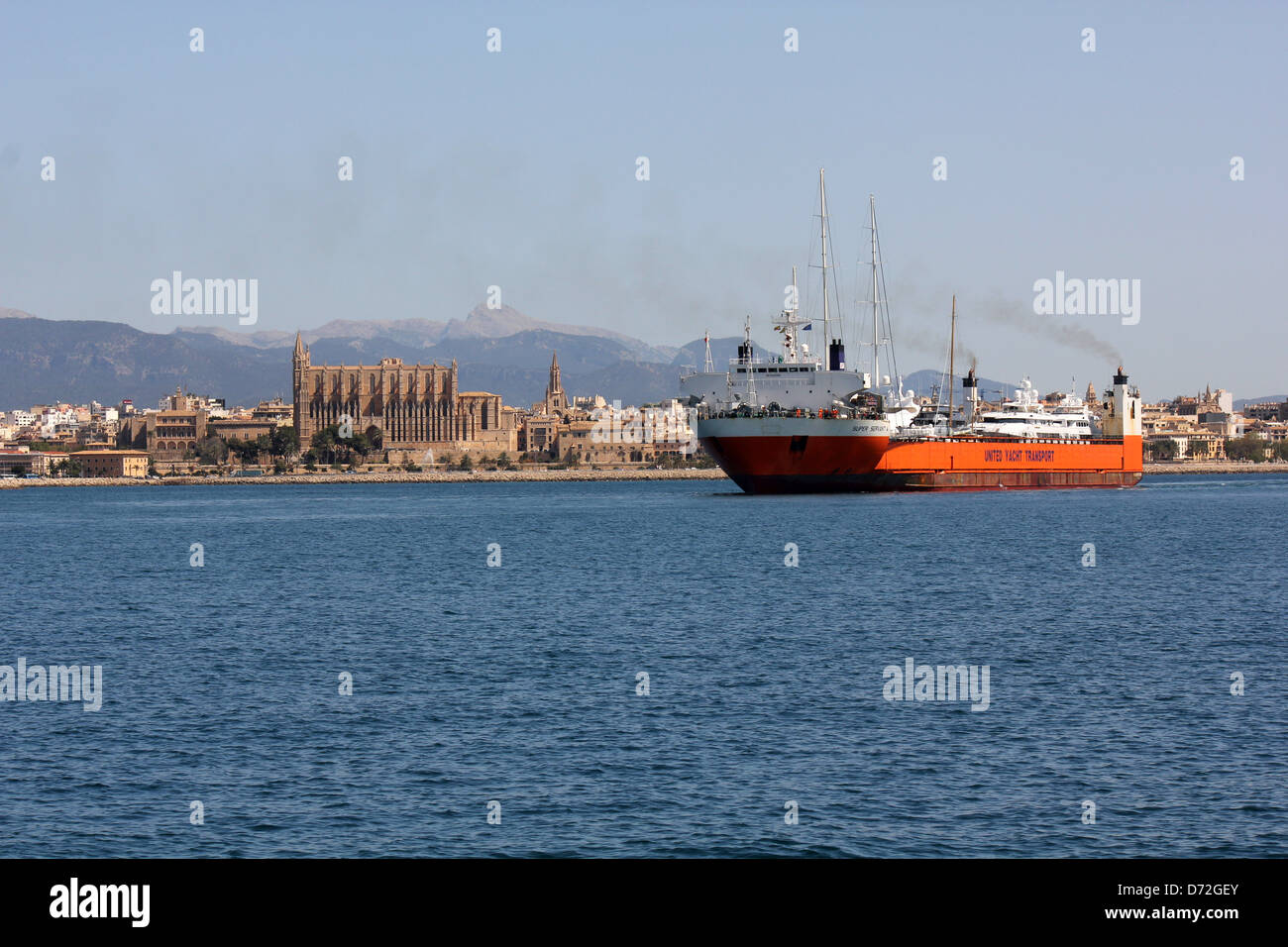 Dock Express / United Yacht Transport semi-submersible yacht ...