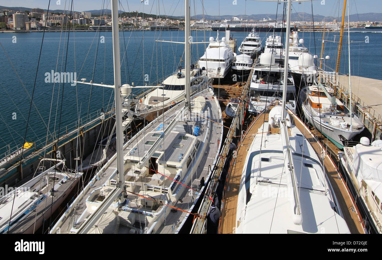 Dock Express / United Yacht Transport semi-submersible yacht ...