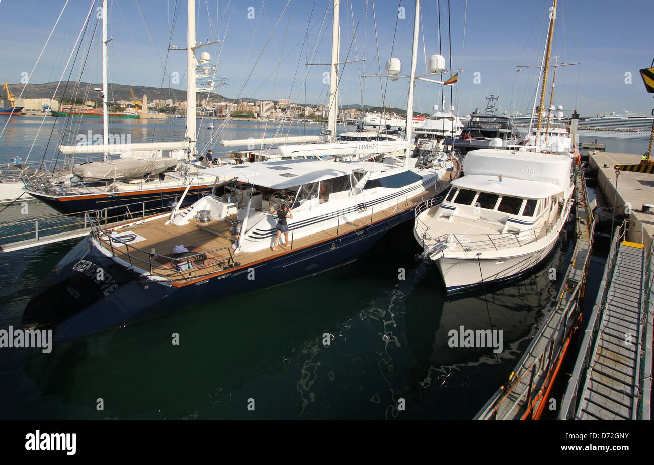 Dock Express / United Yacht Transport semi-submersible yacht ...