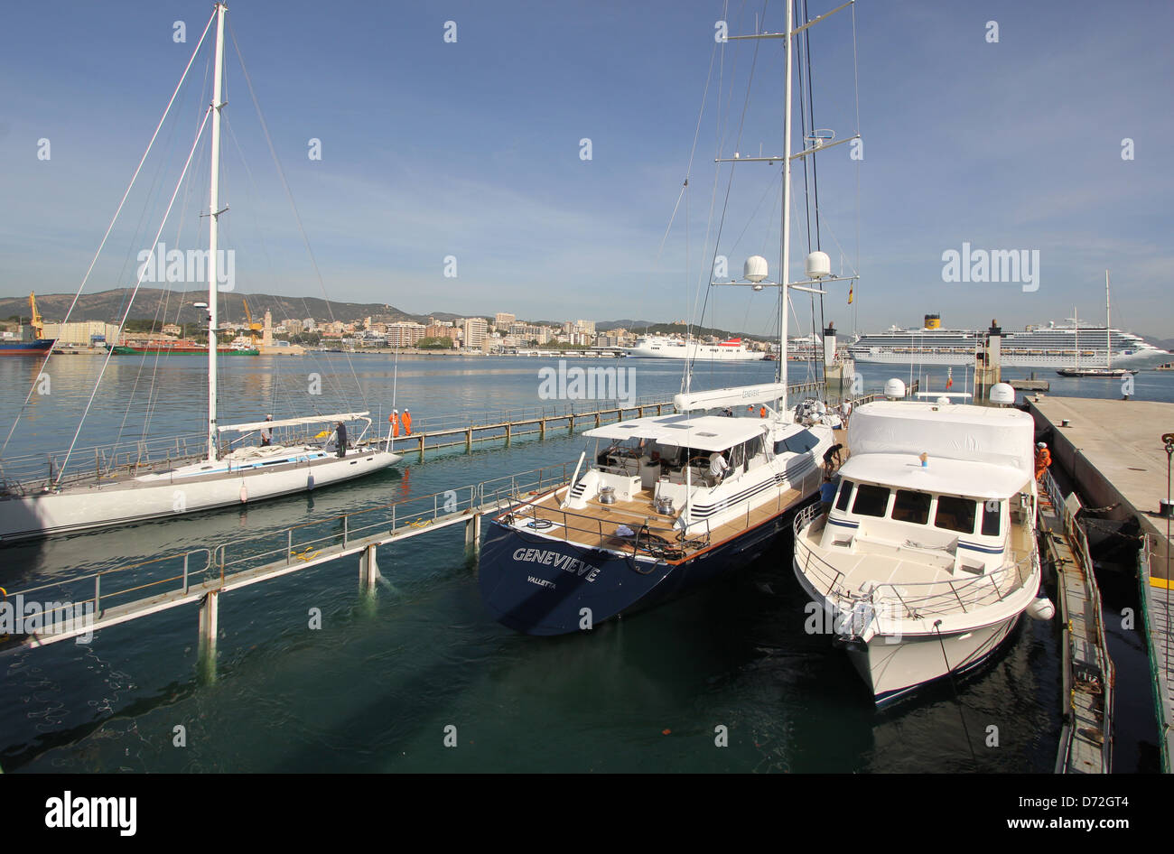 Dock Express / United Yacht Transport semi-submersible yacht ...