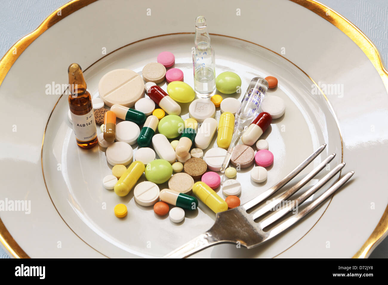 Medicine on white dinner plate Stock Photo - Alamy