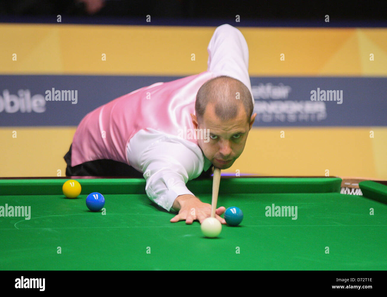 Barry hawkins crucible hi-res stock photography and images - Alamy