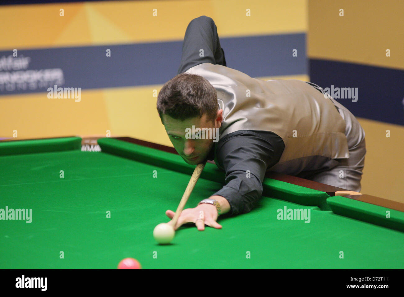 Barry hawkins crucible hi-res stock photography and images - Alamy