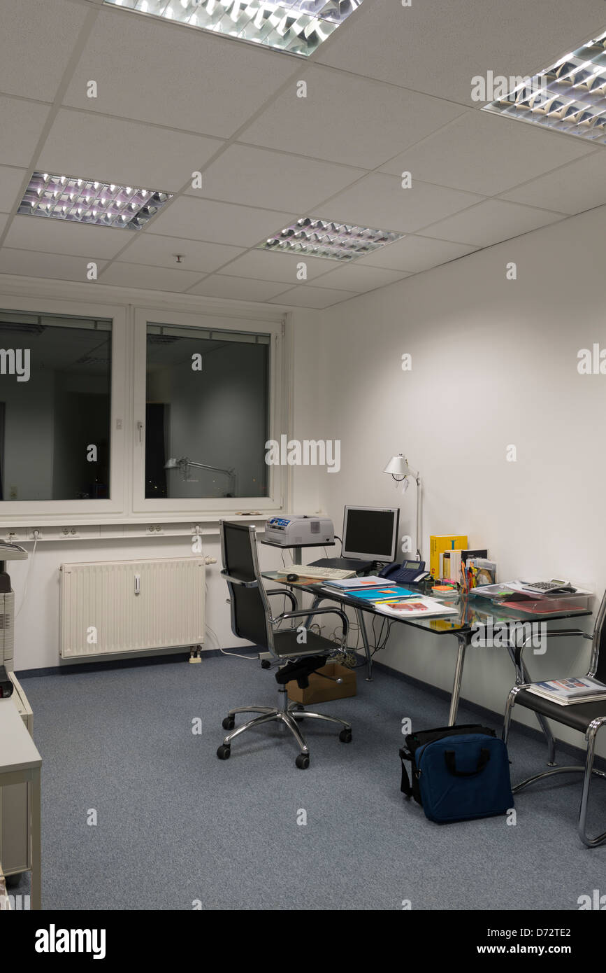 Empty office desk hi-res stock photography and images - Alamy