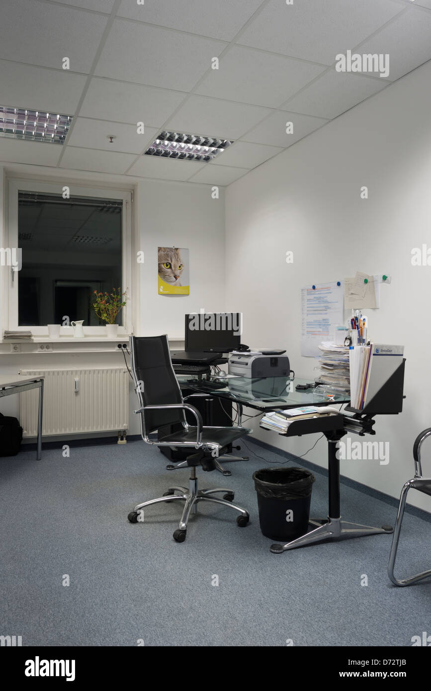 Empty office desk hi-res stock photography and images - Alamy