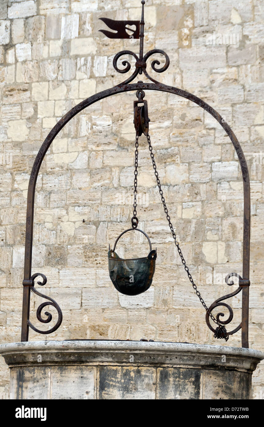 Old well in San Quirico d'Orcia, Italy Stock Photo - Alamy